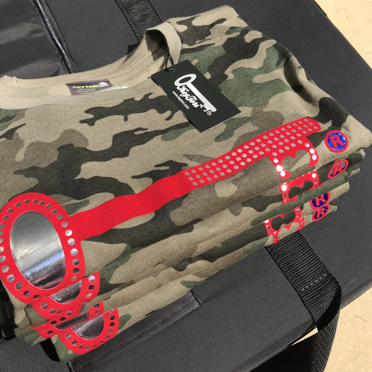 Men Tee Camo & Red Key Logo – KeyTori